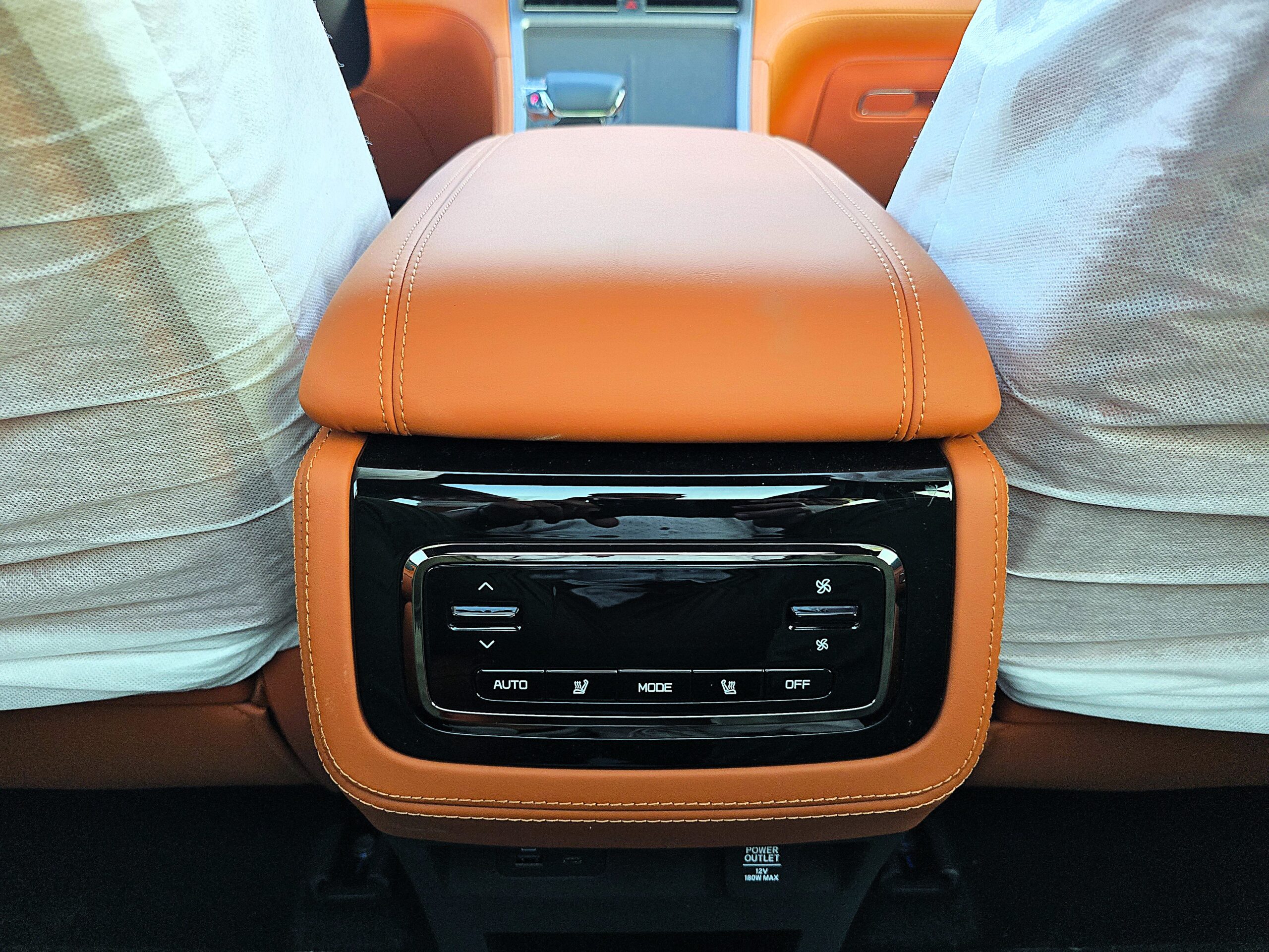 ROX 01VIP (EREV) A/T 4*4 SUV with Dining Table & Charge Unite black ...